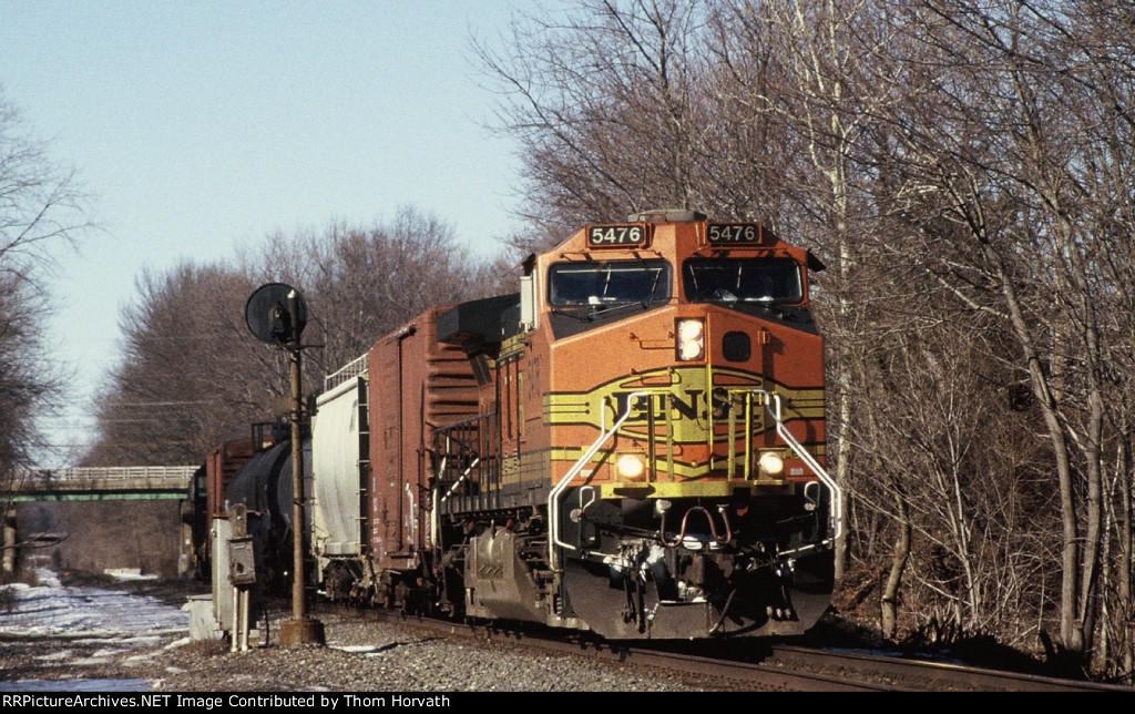 BNSF 5476 heads up NS's local H76 @ LEHL MP 51